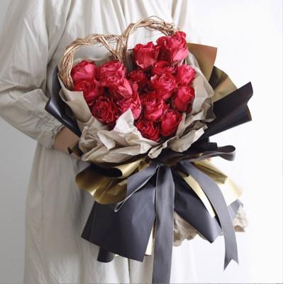 Cina Carta di imballaggio per fiori in plastica dorata impermeabile, film bicolore per materiali di imballaggio per bouquet di San Valentino in vendita