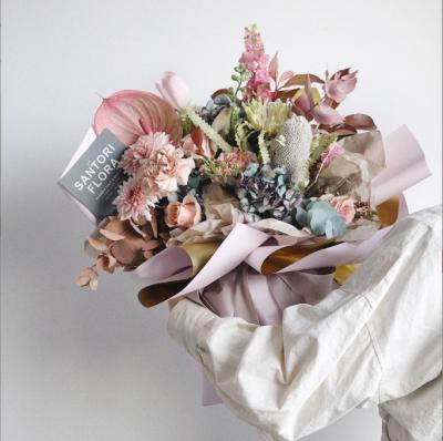 Cina Carta di imballaggio per fiori in plastica dorata impermeabile, film bicolore per materiali di imballaggio per bouquet di San Valentino in vendita