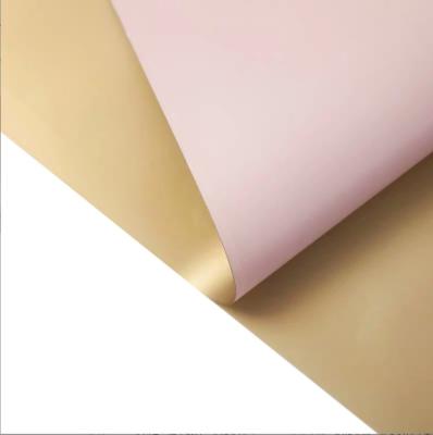 Cina Carta di imballaggio per fiori in plastica dorata impermeabile, film bicolore per materiali di imballaggio per bouquet di San Valentino in vendita