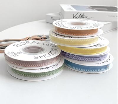 Cina Coreano Wave Edge Snow Silk Ribbon Imballaggio floreale Materiale fai da te Bouquet Binding Flowers Strisce decorativa avanzata in vendita