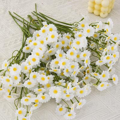 China Daisy bouquet with fake flowers, European style living room dining table flower arrangement decoration, dried chamomile bouquet, wild chrysanthemum imitation flowers for sale