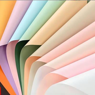 China Carta da imballaggio per fiori all'ingrosso, carta Ouya impermeabile a due colori, mazzi di fiori, regali, materiali da imballaggio per negozi di fiori, carta da imballaggio per regali for sale