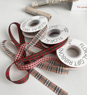 China Britse Stijl Stropdas Kerst Plaid Lint Bloem Boeket Milieuvriendelijke Stof Tape Handgemaakte Bloemen DIY Cadeauverpakkingsmaterialen Te koop