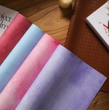 Cina Carta per fioristi per confezioni e bouquet con texture tinta a inchiostro e un'ampia gamma di colori in vendita