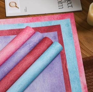 Cina Carta per fioristi per confezioni e bouquet con texture tinta a inchiostro e un'ampia gamma di colori in vendita