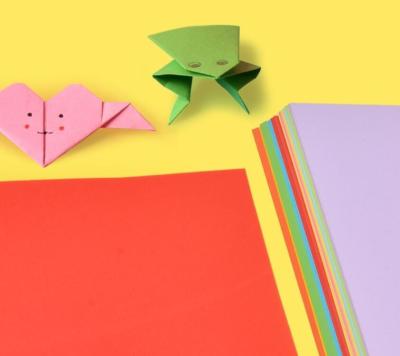 中国 70gsmはOrigami着色されたシートを10色15cm x 15cmのペーパー手作りする 販売のため