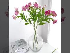 A light luxury flower bouquet decoration for the living room and dining table with simulated daffodi