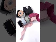 Endereços, tecidos enrugados, fitas, arco de bricolage, acessórios para cabelo, arranjos florais, embalagens de presentes, roupas, chapéus, colares, acessórios florais