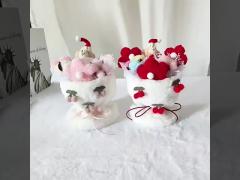 Valentine's Day and Christmas gifts for your girlfriend and best friend: setting up a stall with dolls, bouquets, handmade plush toys, and flower gifts