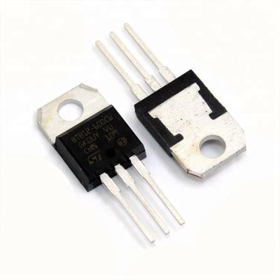 China TO-220C BT136 Switching inductive Triacs  Chip Transistor for electronic products for sale