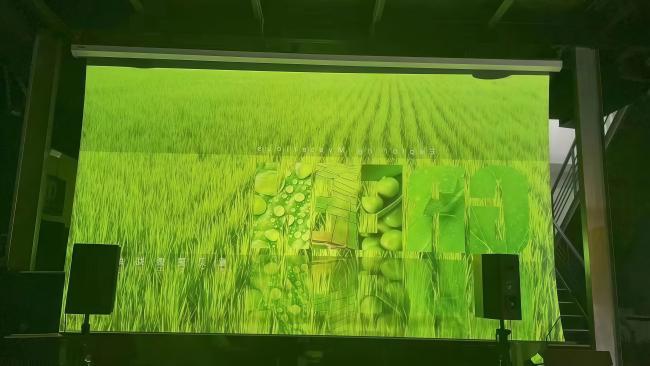 SMX MX-X15000U projector displaying large screen projection