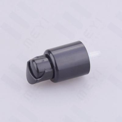 Cina 20/410 di pompa di plastica della primavera di trattamento del nero esterno della pompa per crema con la clip in vendita