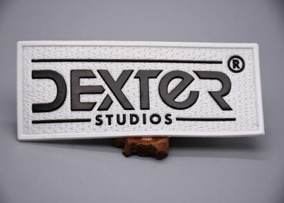 Cina Il tessuto ha stampato Matte Silicone Logo Patch White per gli indumenti in vendita