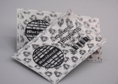 China Impreso con las etiquetas de encargo del silicón de los logotipos brillantes negros para la ropa en venta