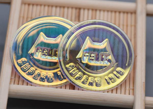 투명한 무지개 의류 패치 관습은 3D 로고 PVC 필름 재료를 엠보싱 처리했습니다