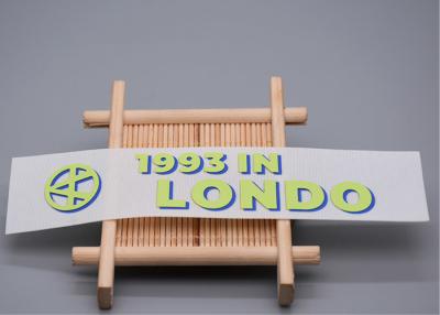 China La etiqueta tejida blanca de encargo imprimió a Matte Silicone Logo For Clothing en venta