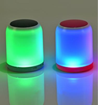 China Compacto Bluetooth alto-falante com luzes coloridas 100Hz-18kHz Frequência de resposta Suporta Bluetooth TF até 32GB FM 52mm Driver à venda
