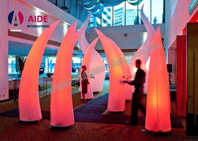 Cina l'alta decorazione gonfiabile di illuminazione di 3M con il cono della luce del LED e dell'aria del ventilatore per l'evento accoglie favorevolmente la parte in vendita
