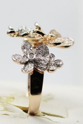China 5 Flowers Design 18K Yellow Gold Ring VVS Diamond Ring KGR005498 for sale