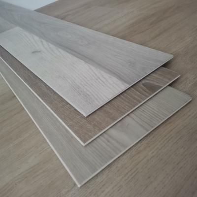 Cina Piastrelle da pavimento in PVC con caratteristiche impermeabili e resistenti all'usura in vendita