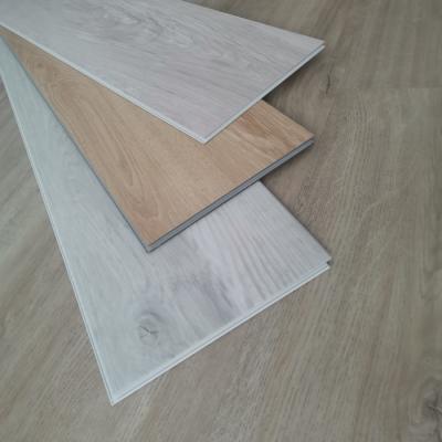 Cina Piastrelle da pavimento in PVC con caratteristiche impermeabili e resistenti all'usura in vendita