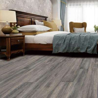 Cina Piastra di pavimento in PVC resistente di 5 mm di spessore con sistema di clic e finitura a grano di legno in vendita