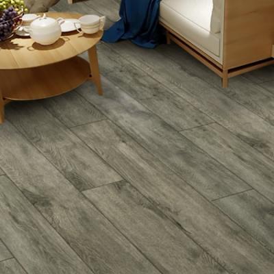 Cina Piastra di pavimento in PVC resistente di 5 mm di spessore con sistema di clic e finitura a grano di legno in vendita