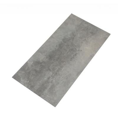 Cina Piastrelle per pavimenti SPC impermeabili da 5 mm di spessore con resistenza all'usura e funzione antiscivolo in vendita
