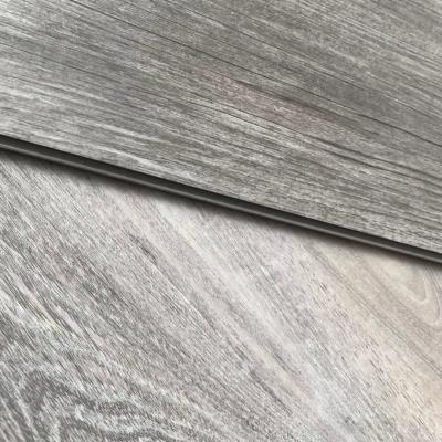 Cina Pavimenti SPC di design moderno con texture di superficie in legno in rilievo e salute ambientale in vendita