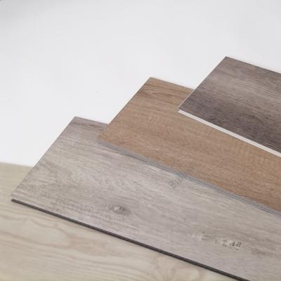 Cina Pavimenti SPC di design moderno con caratteristica ignifugia impermeabile e piastra di grano in legno di quercia in vendita
