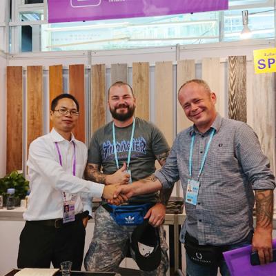 Cina SPC Pavimenti Unilin/Valinge Click Installazione con vinile impermeabile e campione gratuito in vendita