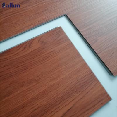 Cina Pavimenti in vinile rosso marrone Click Lock Legno Grano Finish Piani rigidi campioni in vendita