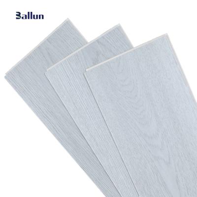 Cina Migliora il tuo spazio con pavimenti SPC a colori semplici da Zhejiang Ballun in vendita