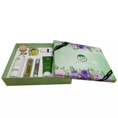 China O empacotamento cosmético luxuoso do cartão duro encaixota o fechamento magnético à venda