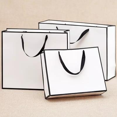 China Schmuck bedruckte Papiertragetaschen 200 g/m² Geschenktüte aus Papier mit Griffen zu verkaufen