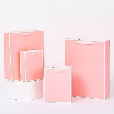 China Schmuck bedruckte Papiertragetaschen 200 g/m² Geschenktüte aus Papier mit Griffen zu verkaufen