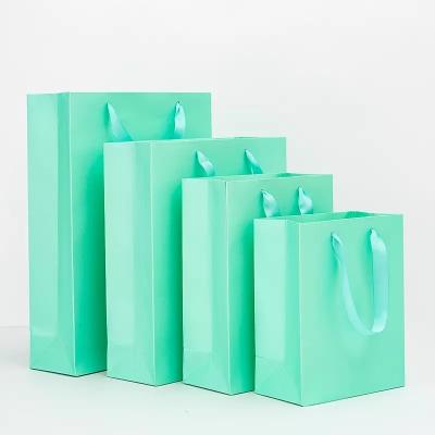 China Schmuck bedruckte Papiertragetaschen 200 g/m² Geschenktüte aus Papier mit Griffen zu verkaufen