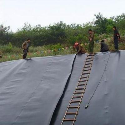 China Carbon Black Content 2.0-3.0% HDPE Geomembrane Liners with Temperature Resistance -70C To 110C and Tear Resistance ≥80N for sale
