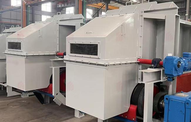 Belt-type box feeder in operation