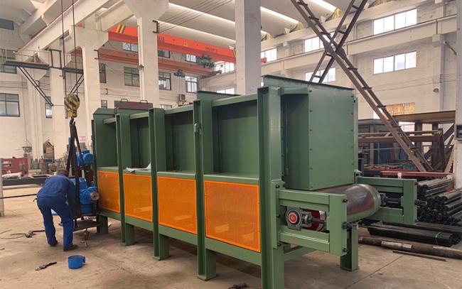 Side view of belt-type box feeder