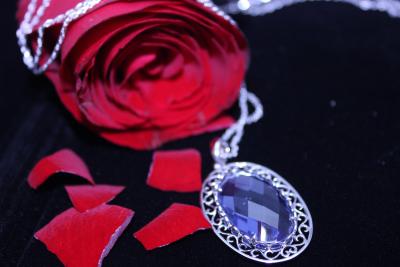 China 8x10mm 9x11mm Peervormige Blauwe Sapphire Pendant Necklace Te koop