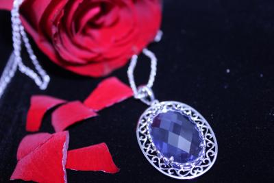 China 8x10mm 9x11mm Peervormige Blauwe Sapphire Pendant Necklace Te koop