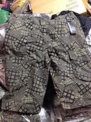 China Exceso de la acción de la ropa de China sortea 300000 pantalones multi del bolsillo del medio verano de los hombres de los pantalones cortos del cargo en venta