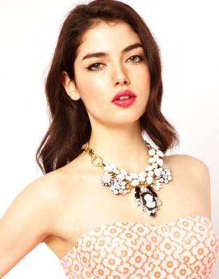 China Cheap Alloy acrylic J.Crew necklace,wholesale European market charming collarbone necklace for sale