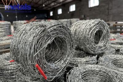 Cina 500 m di rotolamento e 1,6 mm di spessore filo spinato galvanizzato a caldo con manico in vendita