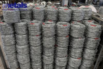 Cina 500 m di rotolamento e 1,6 mm di spessore filo spinato galvanizzato a caldo con manico in vendita
