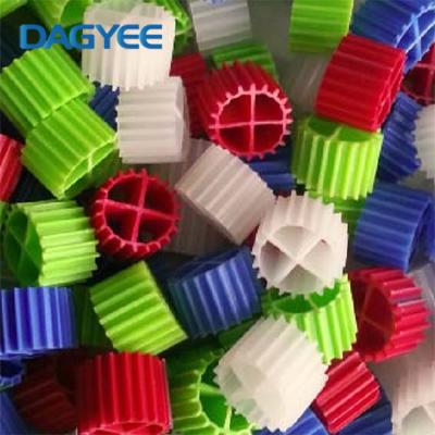 China ISO9001 bio medios coloridos del OEM 150kg/m3 MBBR en venta