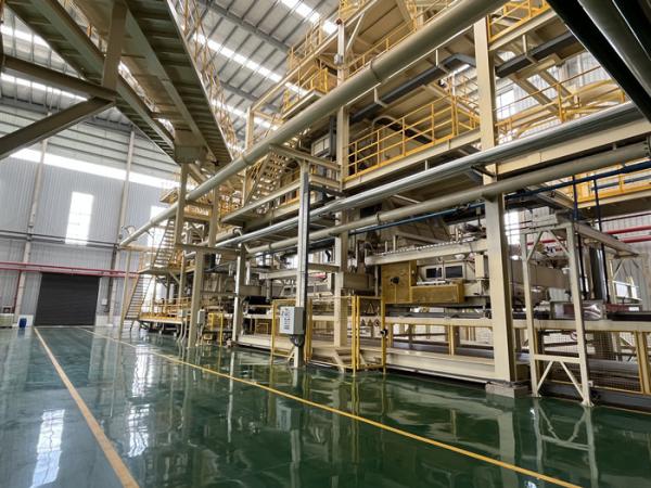 Stazione di formazione meccanica, macchina per la fabbricazione di tavole di particolato