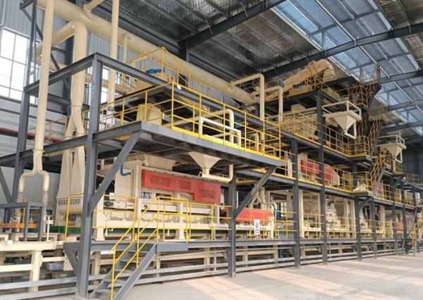 Stazione di formazione meccanica, macchina per la fabbricazione di tavole di particolato