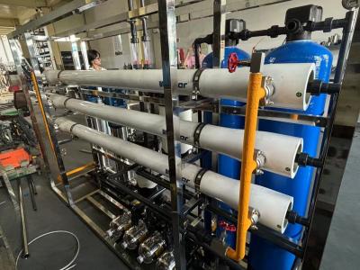 China Hoog efficiënte 1 ton unipolaire zeewaterontziltingsapparatuur Geavanceerde waterzuiveringstechnologie Te koop
